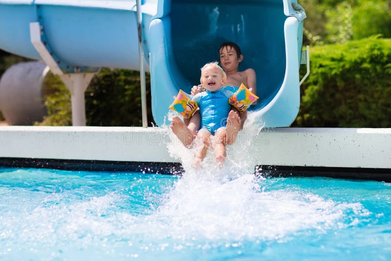 Kinder Auf Wasserrutschen Im Swimmingpool Stockfoto - Bild von familie ...