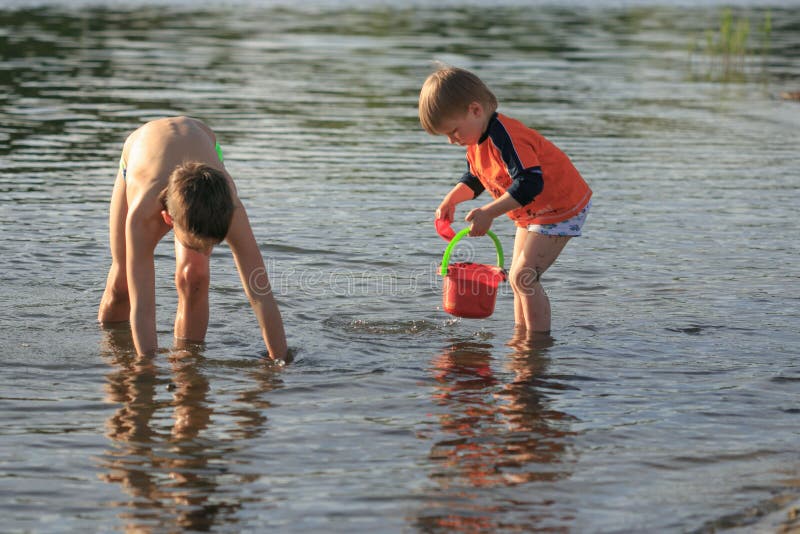 Kinder Baden am Abend Auf Dem Stadtstrand Stockbild - Bild von ...