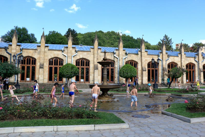 Kinder Baden Im Brunnen Redaktionelles Stockbild Bild Von Leute 41301709