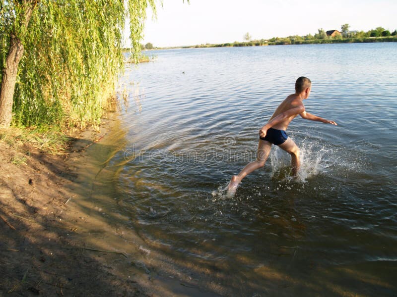 Kinder baden im Fluss stockfoto. Bild von learn, erholung - 99242156