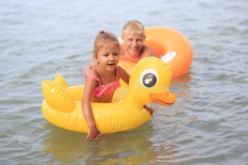 Kinder baden im Meer stockbild. Bild von küste, leute - 123057029
