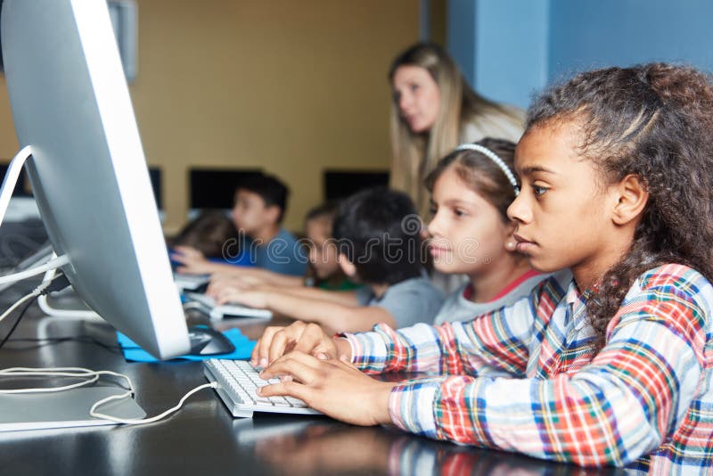 Linie Von Kindern in Der Schulcomputer-Klasse Stockfoto - Bild von ...