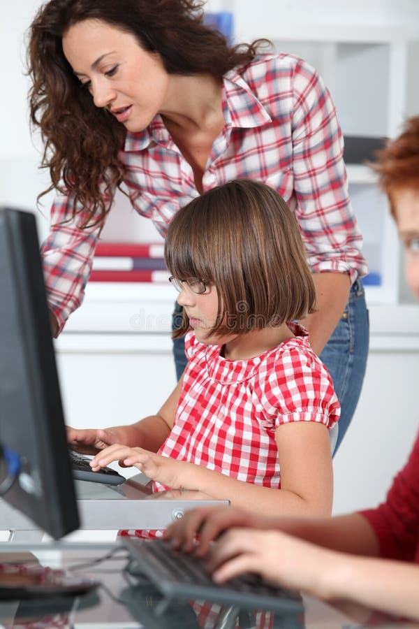 Lehrer Mit Den Kindern, Die an Computer Arbeiten Stockbild - Bild von ...