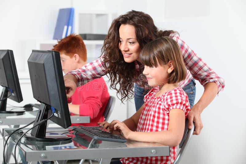 Lehrer Mit Den Kindern, Die an Computer Arbeiten Stockbild - Bild von ...