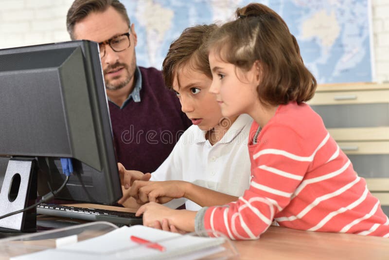 Kinder an Der Klasse Mit Lehrer Und Computer Stockbild - Bild von ...