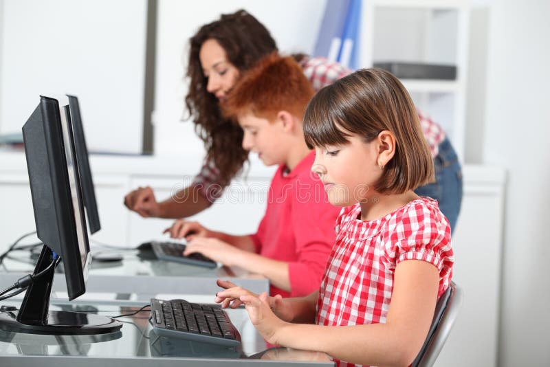 Lehrer Mit Den Kindern, Die an Computer Arbeiten Stockbild - Bild von ...