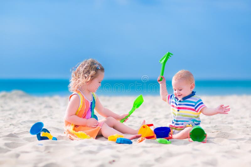 Die Kinder, Die Mit Strand Spielen, Spielt Im Sand Stockfoto - Bild von ...