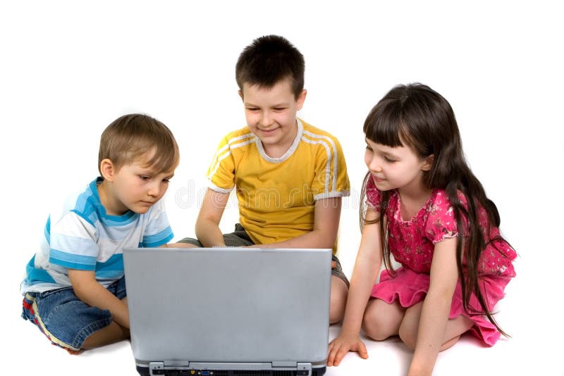 Kinder, Die Auf Einer Laptop-Computer Spielen Stockfoto - Bild von ...
