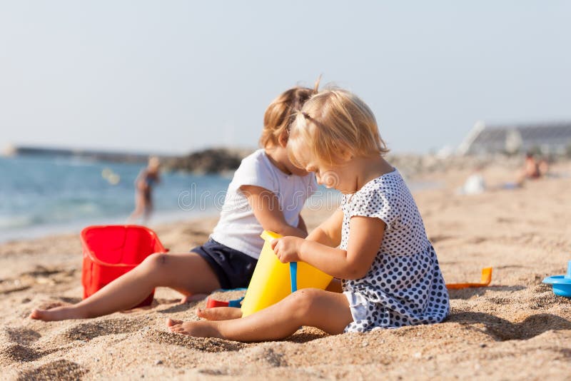 Kinder, Die Auf Strand Sitzen Stockbild - Bild von monate, kindheit ...
