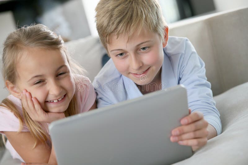 Kinder, Die Auf Tablette Spielen Stockbild - Bild von leute, familie ...