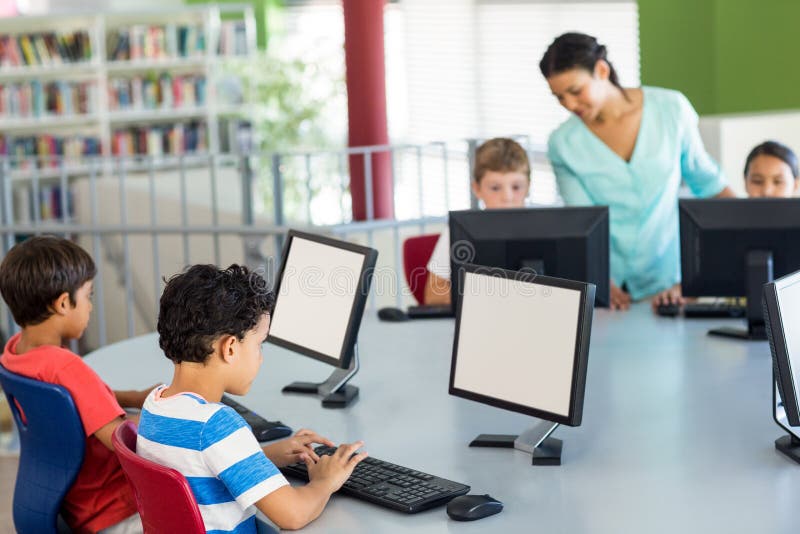 Kinder, Die Computer Als Lehrer Unterrichtet Sie Verwenden Stockbild ...