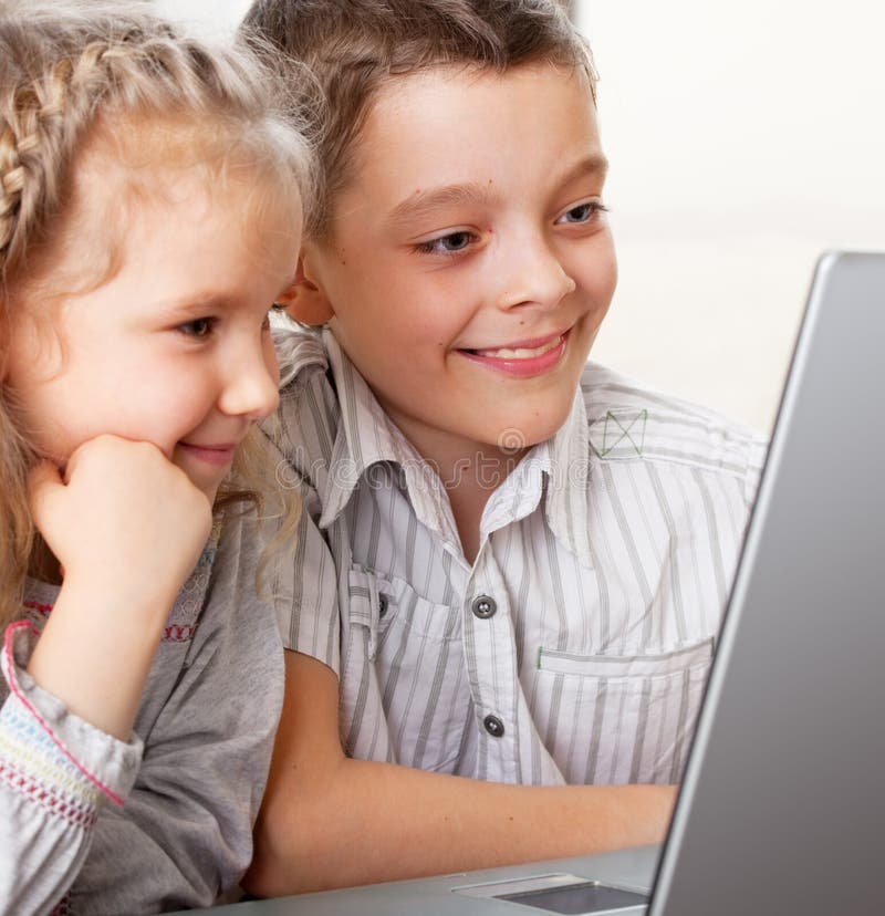 Kinder spielen am Computer stockfoto. Bild von internet - 36810662