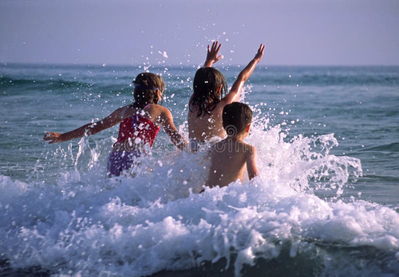 Kinder, Die In Den Wellen Spielen Stockfoto - Bild von kinder, spielen ...