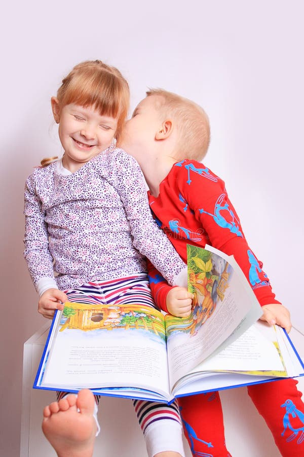 Kinder, die ein Buch lesen stockfoto. Bild von junge - 12853854