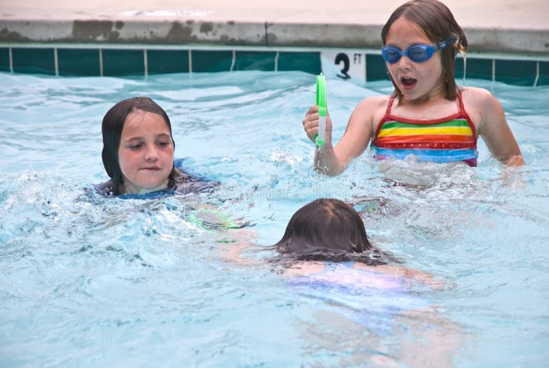 Kinder, Die in Einem Pool Spielen Stockfoto - Bild von aktiv, gesund ...