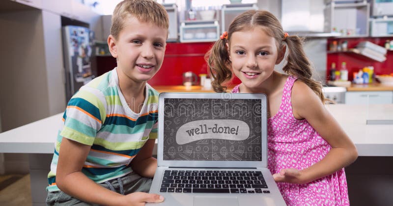 Kinder, Die Einen Computer Mit Schulikonen Auf Schirm Betrachten ...