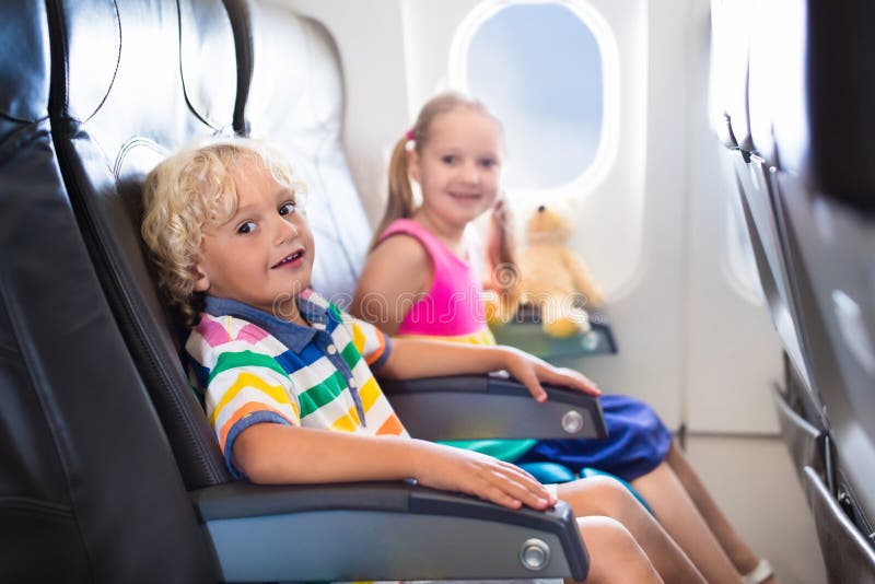 Kinder, Die Flugzeug Fliegen Fligh Mit Kindern Stockbild - Bild von ...