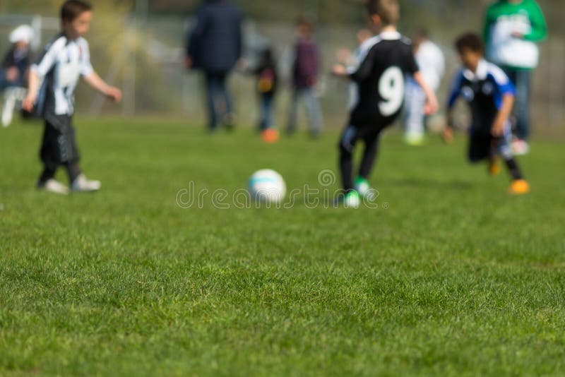 Kinder, Die Fußball Spielen Stockfoto - Bild von konkurrenz, park: 40024798