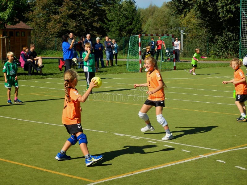 Kinder, Die Handball Spielen Redaktionelles Stockfotografie - Bild von ...