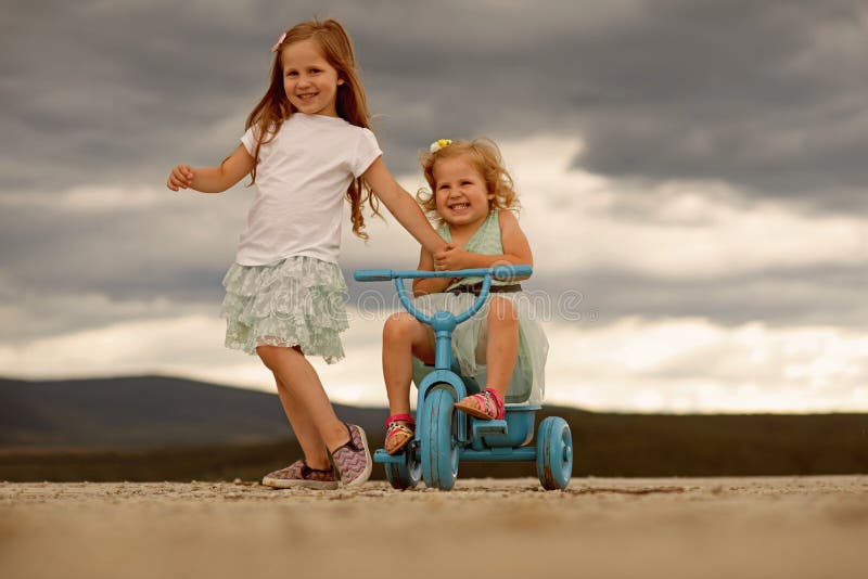 Kinder, Die Im Berg Spielen Stockbild - Bild von glücklich, liebe ...