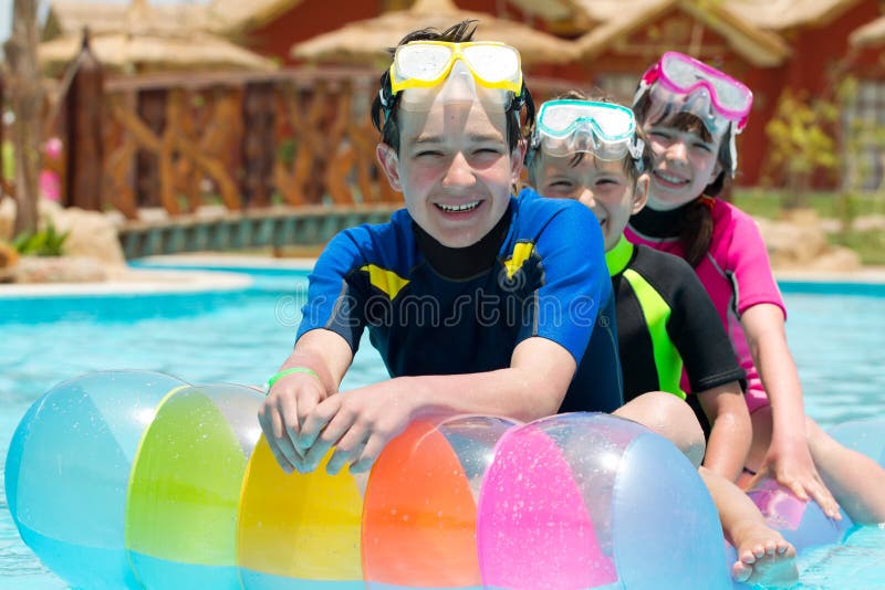 Kinder, Die Im Pool Spielen Stockbild - Bild von schwimmen, spielen ...