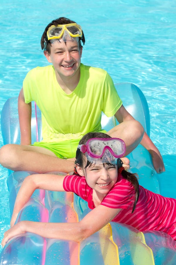 Kinder, Die Im Pool Spielen Stockbild - Bild von mädchen, schwester ...