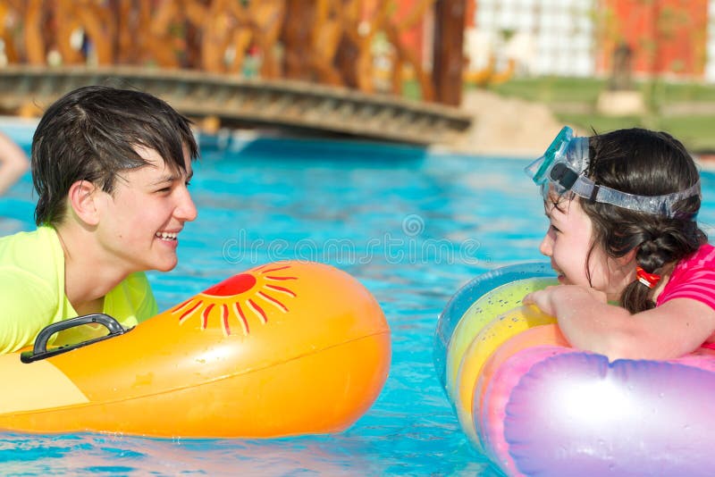 Kinder, Die Im Pool Spielen Stockbild - Bild von mädchen, nahaufnahme ...