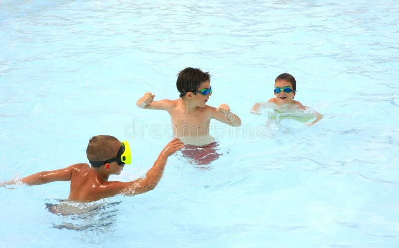 Zwei Jungen am Pool stockbild. Bild von kind, glück, person - 5613089