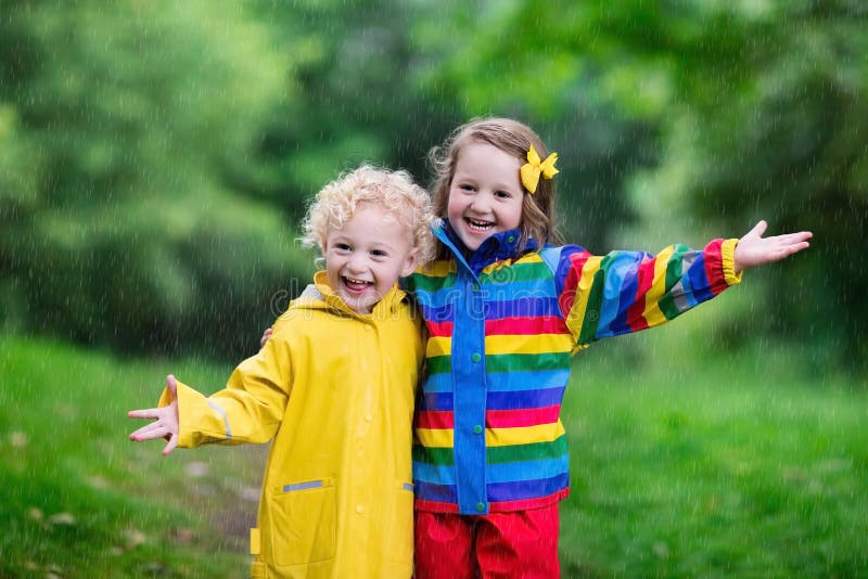 Kinder, Die Im Regen Spielen Stockfoto - Bild von garten, regen: 74297058
