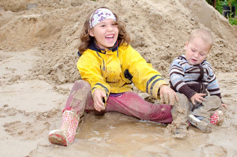 Kinder, Die Im Schlamm Spielen Stockfoto - Bild von freude, regen: 36909238