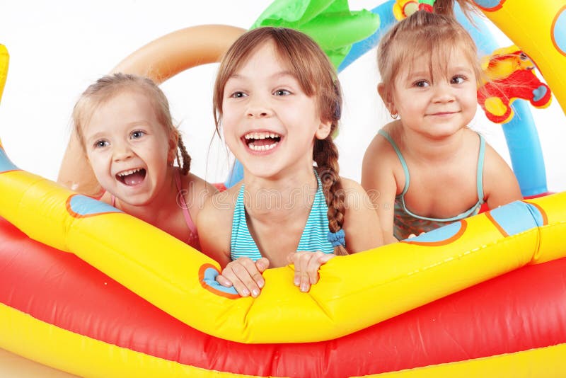 Kinder, Die Im Swimmingpool Spielen Stockbild - Bild von kinder ...
