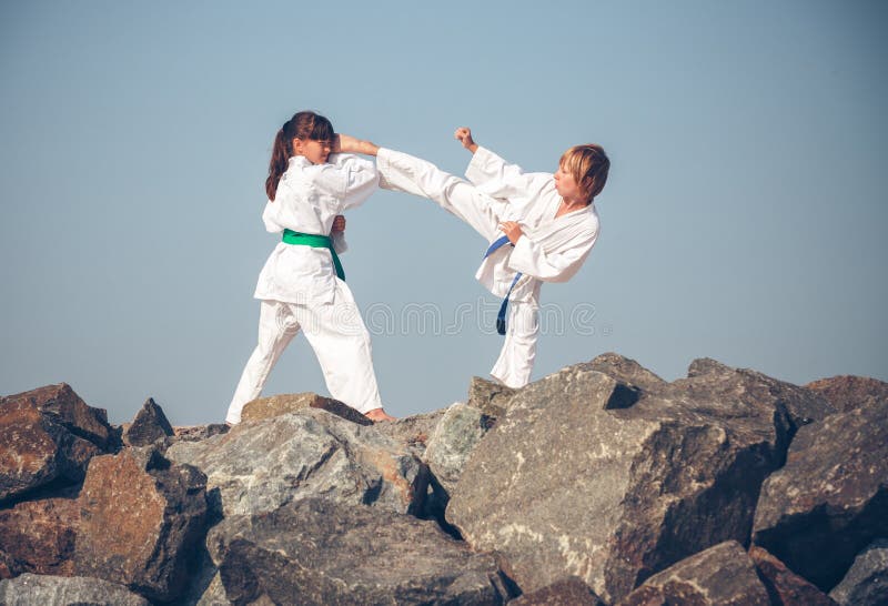 Kinder, Die Karate Ausbilden Stockbild - Bild von karate, junge: 37524091