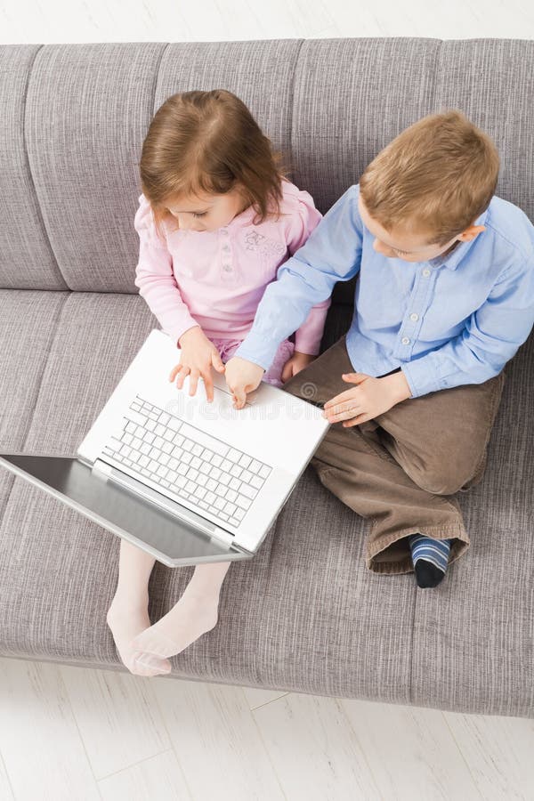 Kinder mit Laptop-Computer stockfoto. Bild von haus, ausdruck - 9074384
