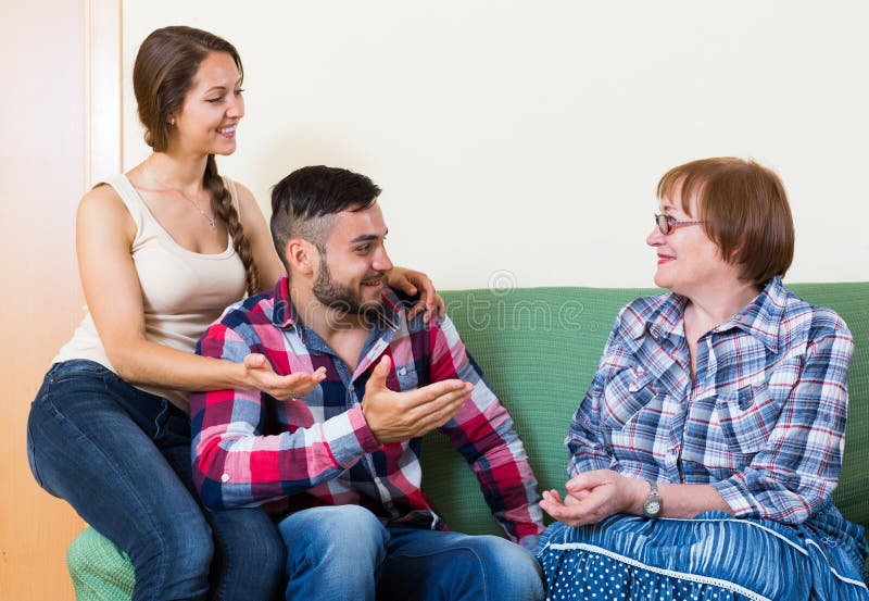Kinder, Die Mit Mutter Sprechen Stockfoto - Bild von dialog, sitzung ...