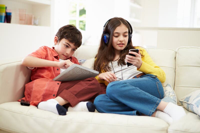 Kinder, Die Mit Tablet Und MP3 Spielen Stockfoto - Bild von tablette ...
