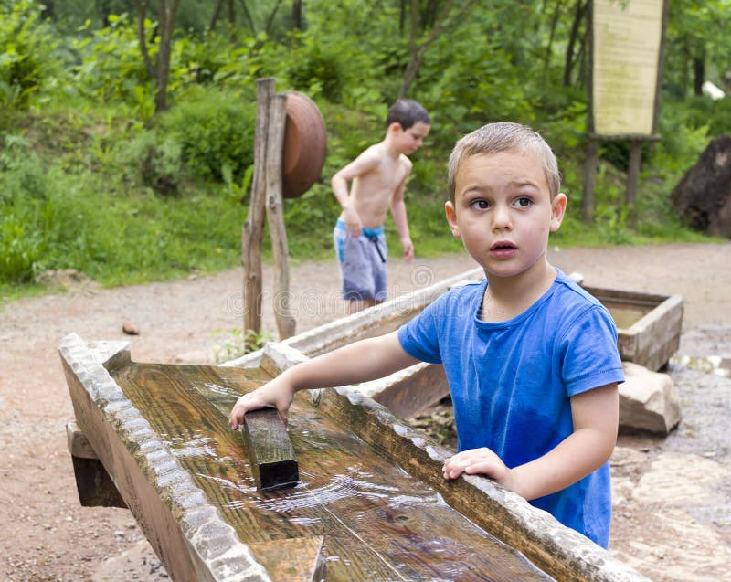 Kind in der Pfütze stockfoto. Bild von junge, zicklein - 30796890