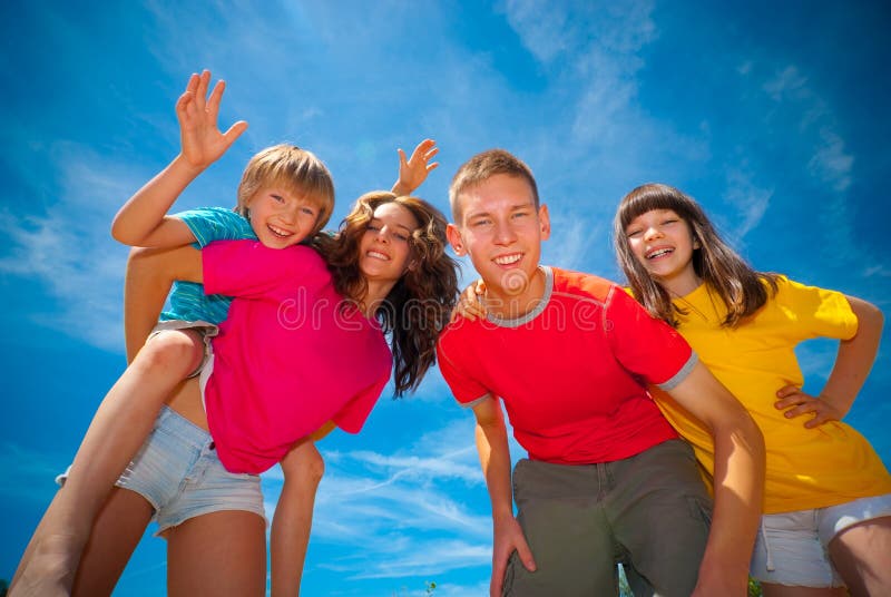 Kinder, die Spaß haben stockbild. Bild von farben, bunt - 9795251