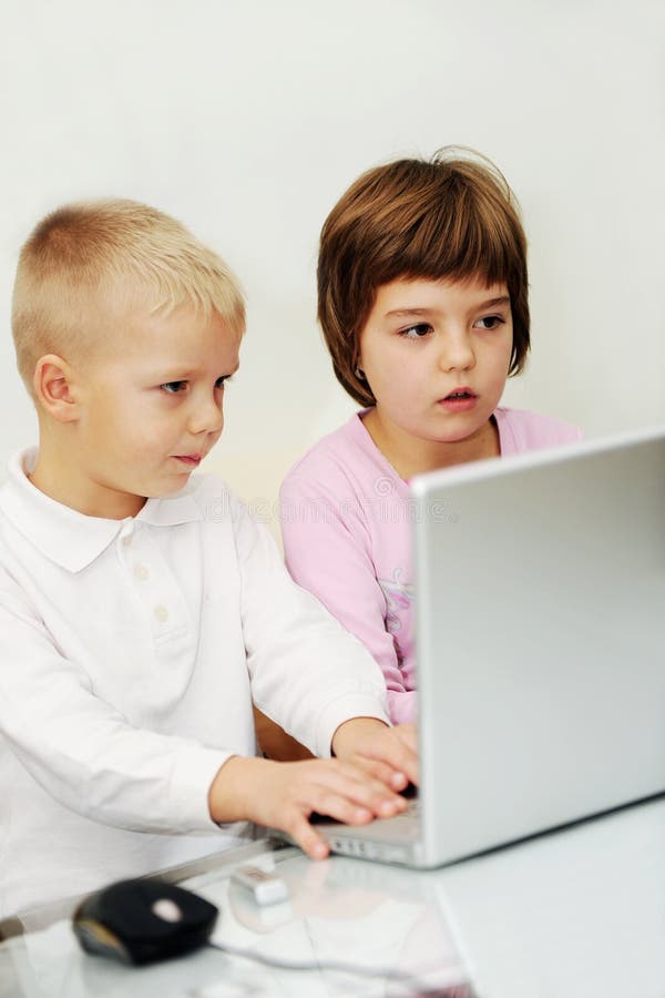 Kinder, Die Spiele Auf Laptop-Computer Spielen Stockbild - Bild von ...
