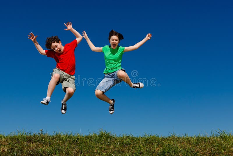 Springende Kinder stockbild. Bild von knaben, sommer, gelb - 3650405