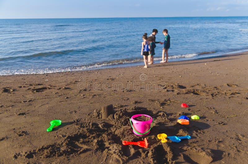 Kinder, Die am Strand Spielen Stockfoto - Bild von bunt, strand: 118743786