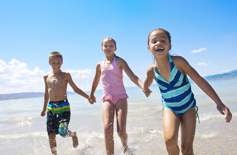 Kinder, Die am Strand Spielen Stockfoto - Bild von gruppe, fokus: 18300932