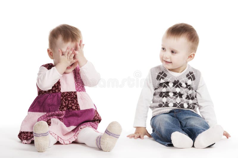 Kinder, Die Verstecken Spielen Stockbild - Bild von verstecken, mädchen ...