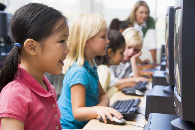 Kinder, Die Wie Man Computer Erlernen, Benutzt. Stockfoto - Bild von ...