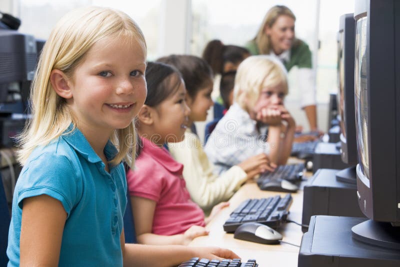 Kindergartenkinder, Die Erlernen, Computer Zu Benutzen Stockfoto - Bild ...