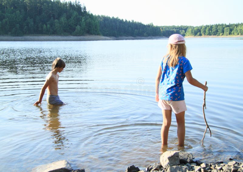 Kinder in einem See stockbild. Bild von kindheit, wald - 32568577