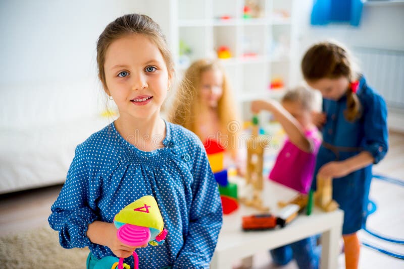 Kinder im Kindergarten stockbild. Bild von spielzimmer - 107300431