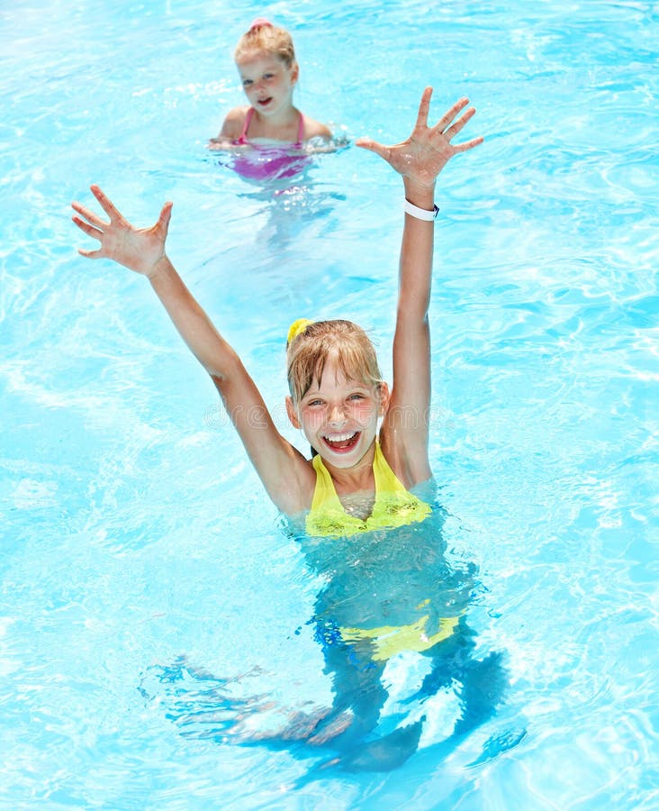 Kinder im Swimmingpool. stockfoto. Bild von kaukasisch - 25078268