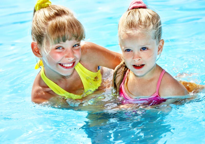 Kinder im Swimmingpool. stockfoto. Bild von mädchen, lächeln - 25078276