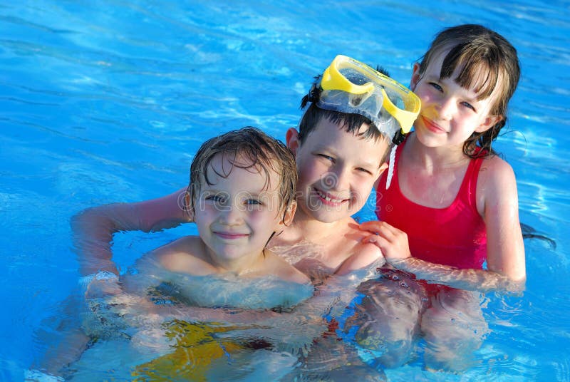 Kinder im Swimmingpool stockfoto. Bild von kind, aufwerfung - 2674302