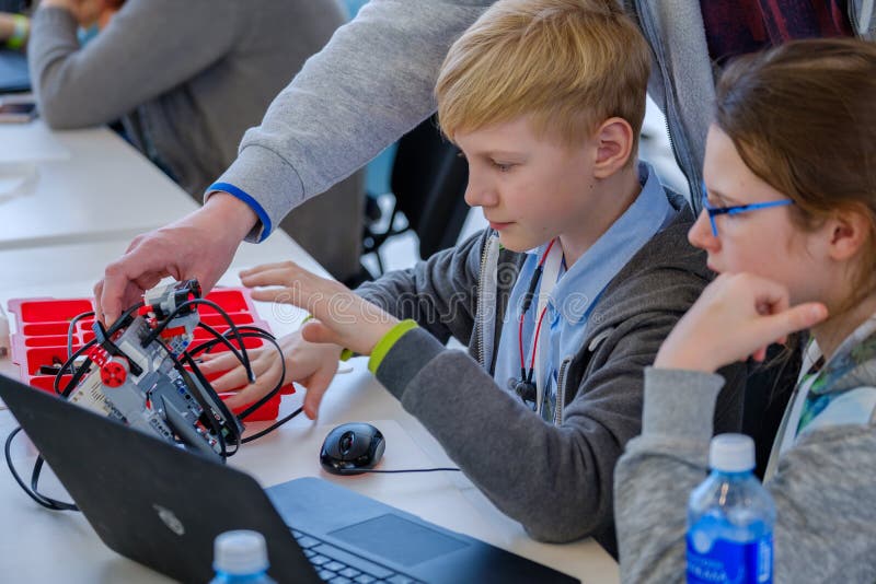 Kinder Lernen, Wie Man Einen Roboter Bei Skolkovo Programmiert ...